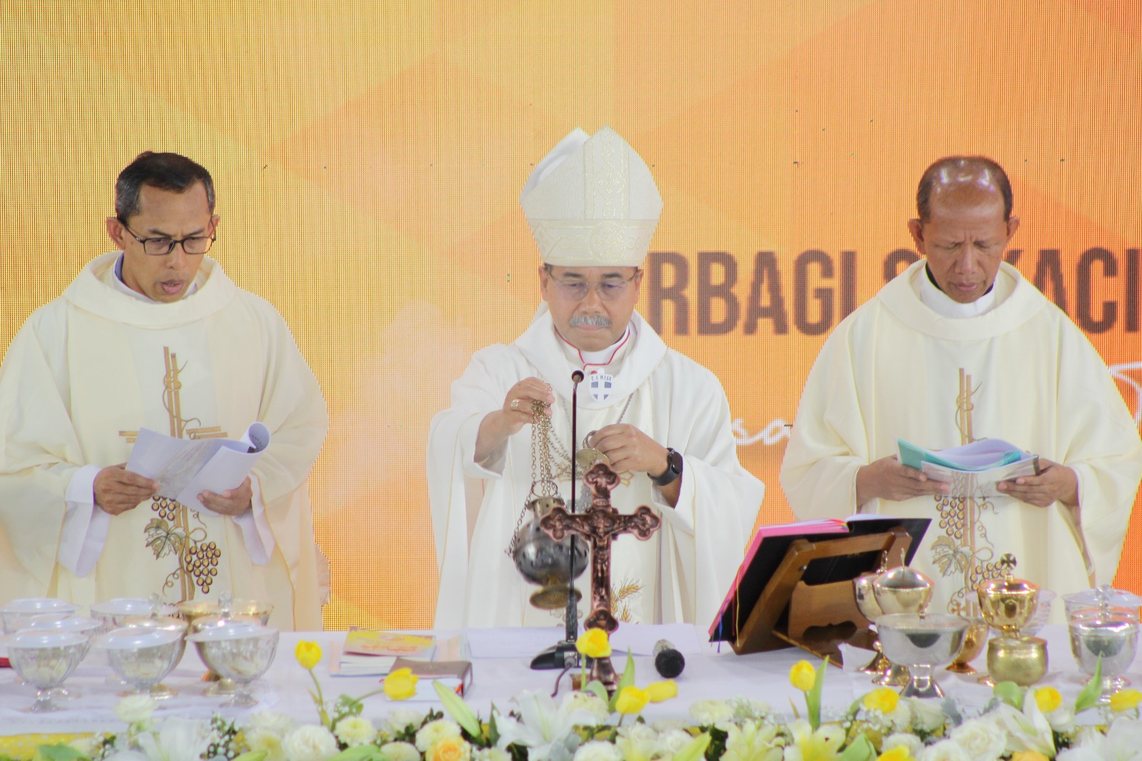 “Berbagi Sukacita Injil, Membawa Terang untuk Semua Orang” - Misa ...