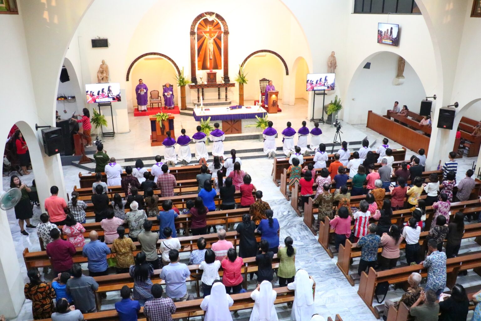 Rayakan HUT ke-92 Paroki Atmodirono, Romo Nano Ajak Umat Jadi Saluran ...