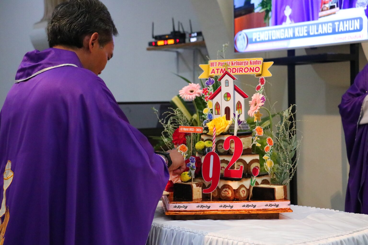 Rayakan HUT ke-92 Paroki Atmodirono, Romo Nano Ajak Umat Jadi Saluran ...