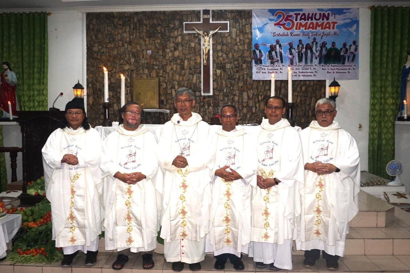 Romo Vikjen dan Rekan Angkatan Rayakan 25 Tahun Imamat - Keuskupan ...