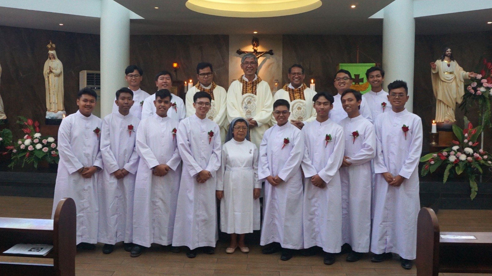 12 Orang Muda Katolik Terima Jubah Calon Imam - Keuskupan Agung Semarang