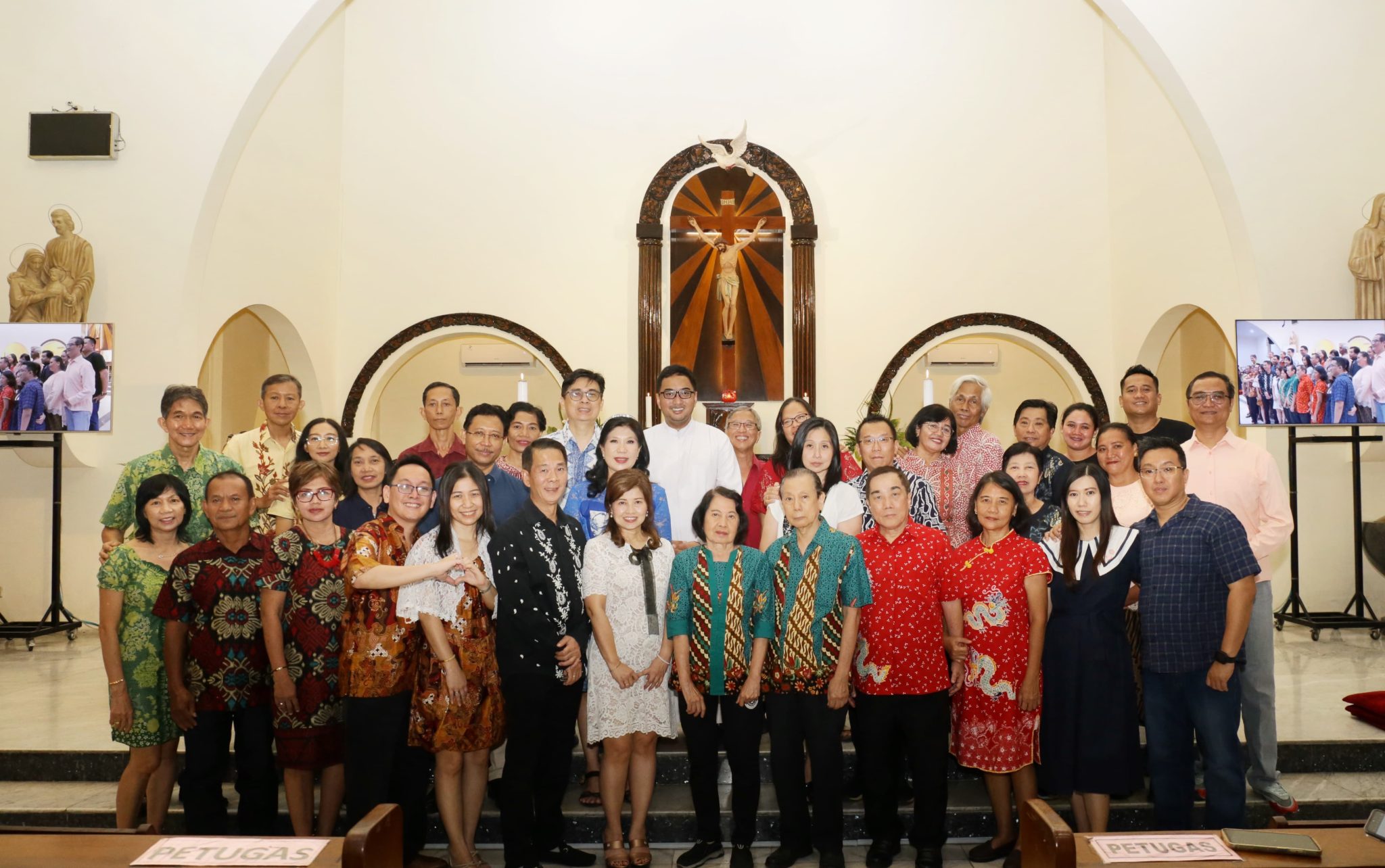 36 Pasutri di Paroki Atmodirono Ikuti Misa HUP dan Bersulang Anggur ...