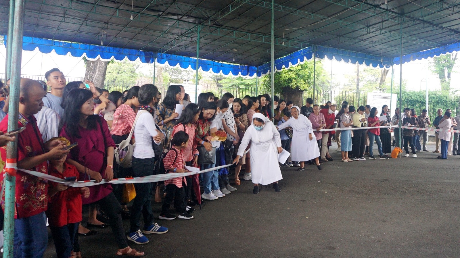 Vikjen KAS Buka Pintu Suci Katedral, Tanda Dibukanya Tahun Yubileum ...