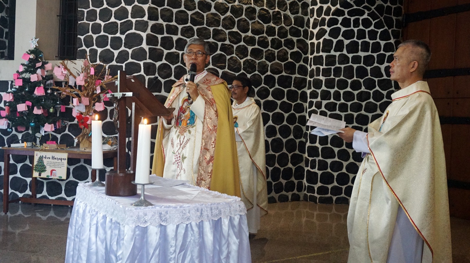 Vikjen KAS Buka Pintu Suci Katedral, Tanda Dibukanya Tahun Yubileum ...